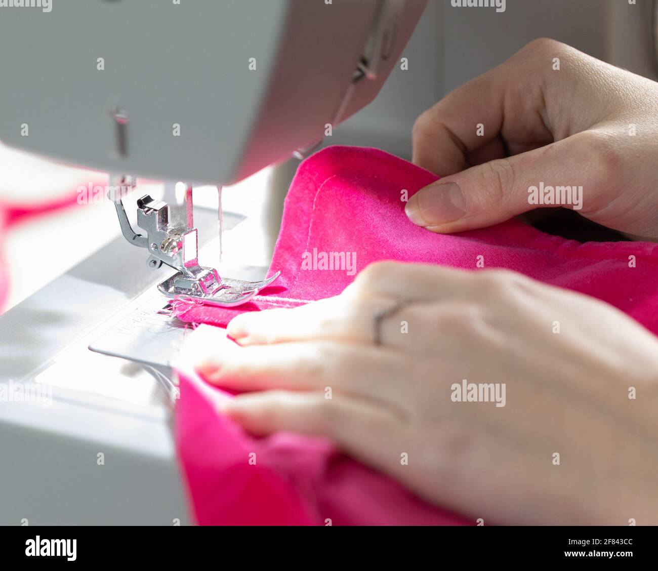 Fabrics sewing machine hi-res stock photography and images - Alamy