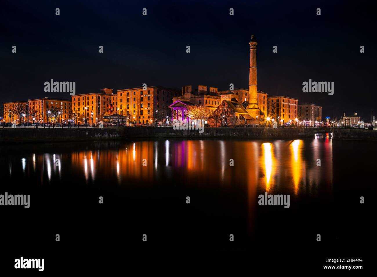 Night view albert dock hi-res stock photography and images - Alamy