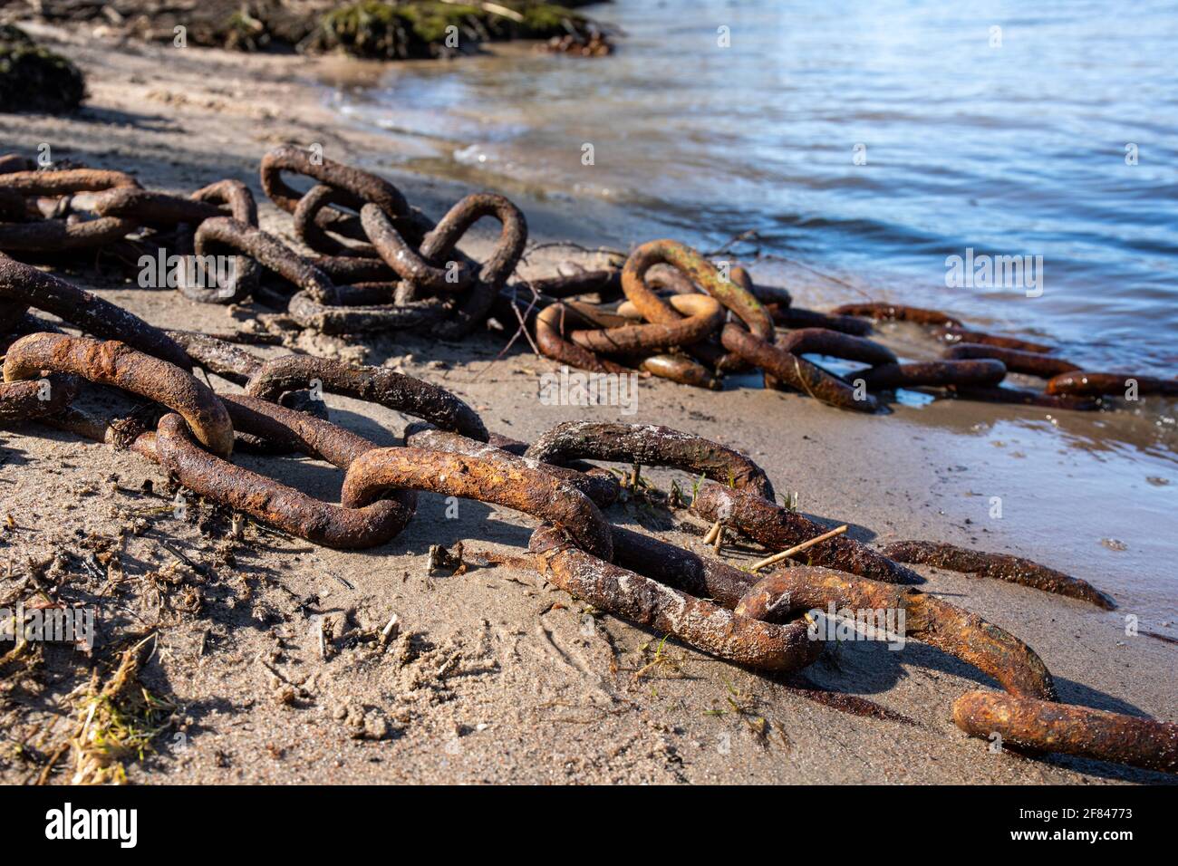 Old chain hi-res stock photography and images - Alamy