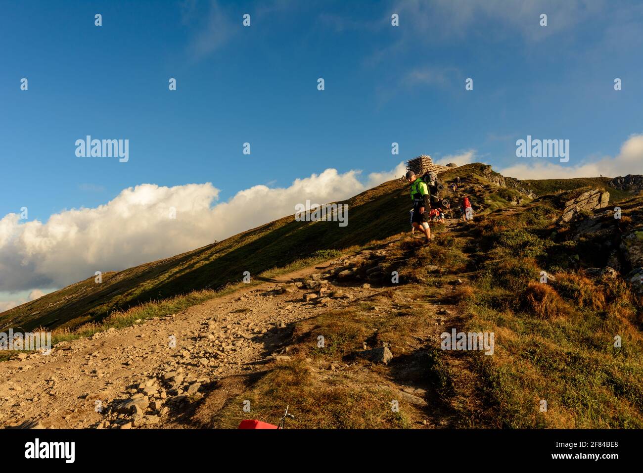 A young man descends from the top of the mountain Pip Ivan, observes ...