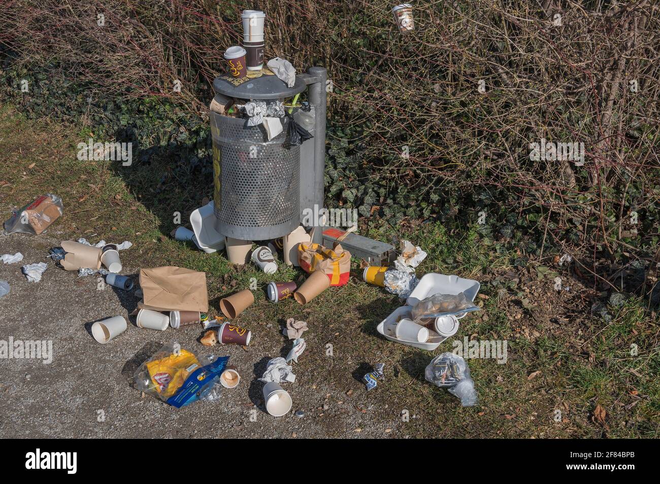 Litter bin hi-res stock photography and images - Alamy