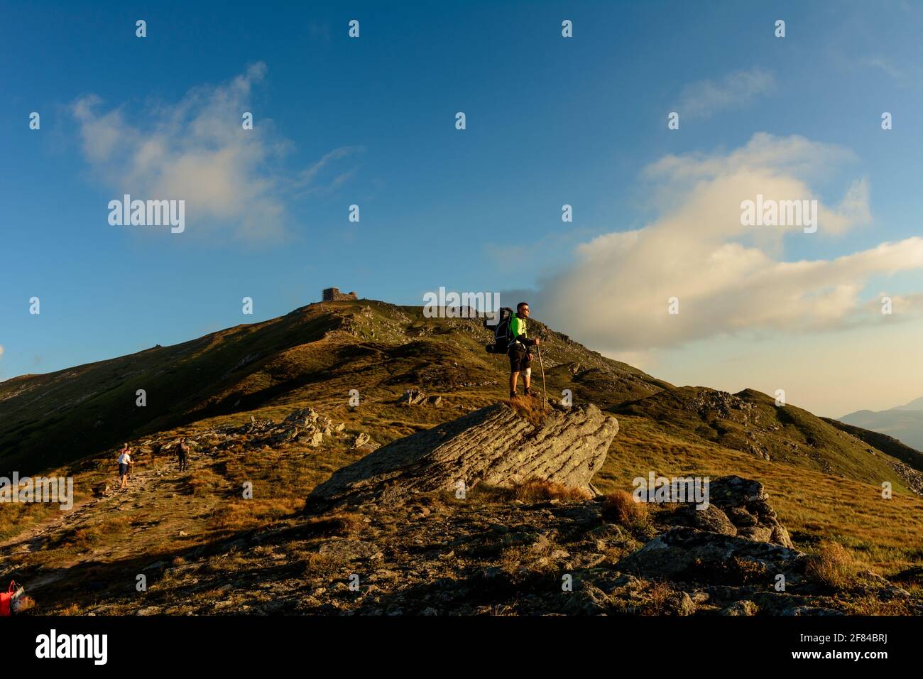 A young man descends from the top of the mountain Pip Ivan, observes ...