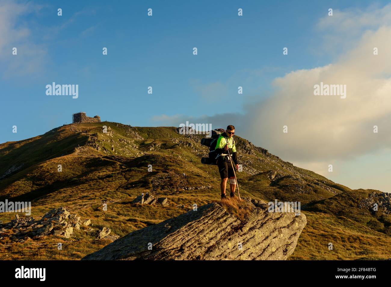 A young man descends from the top of the mountain Pip Ivan, observes ...
