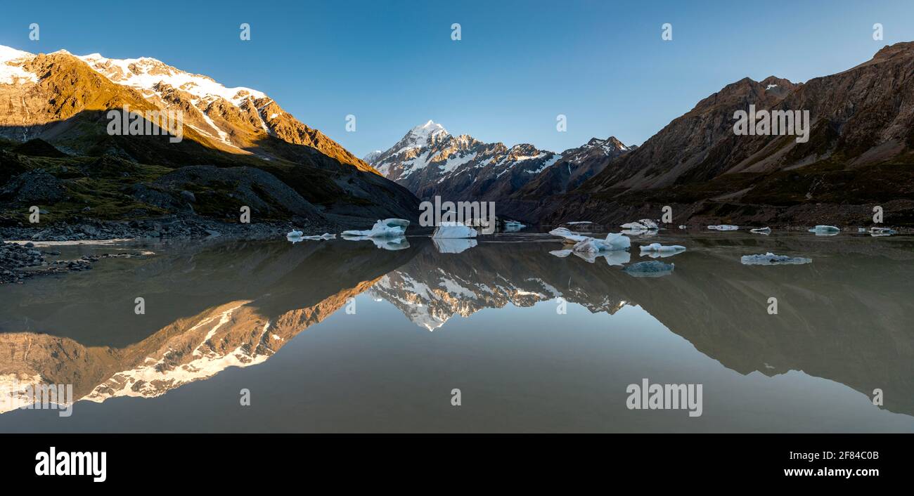 Mount Cook in morning light, sunrise, reflection in Hooker Lake with ...