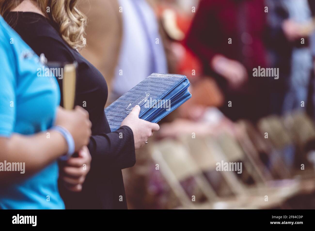 Bible reading congregation hi-res stock photography and images - Alamy