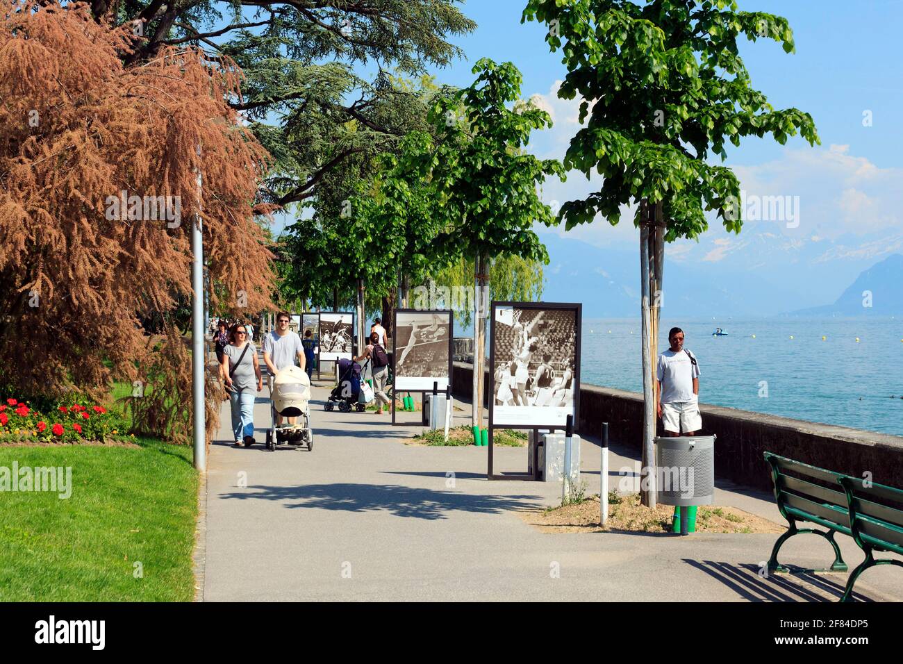 Lakeside promenade, Lake Geneva, Lausanne, Canton Vaud, Switzerland ...