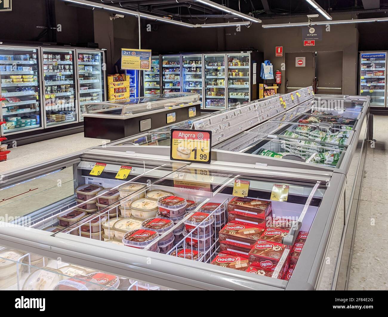 Frozen food section grocery store hi-res stock photography and images ...