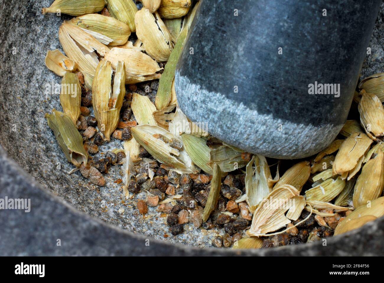 Cardamom capsules hi-res stock photography and images - Alamy