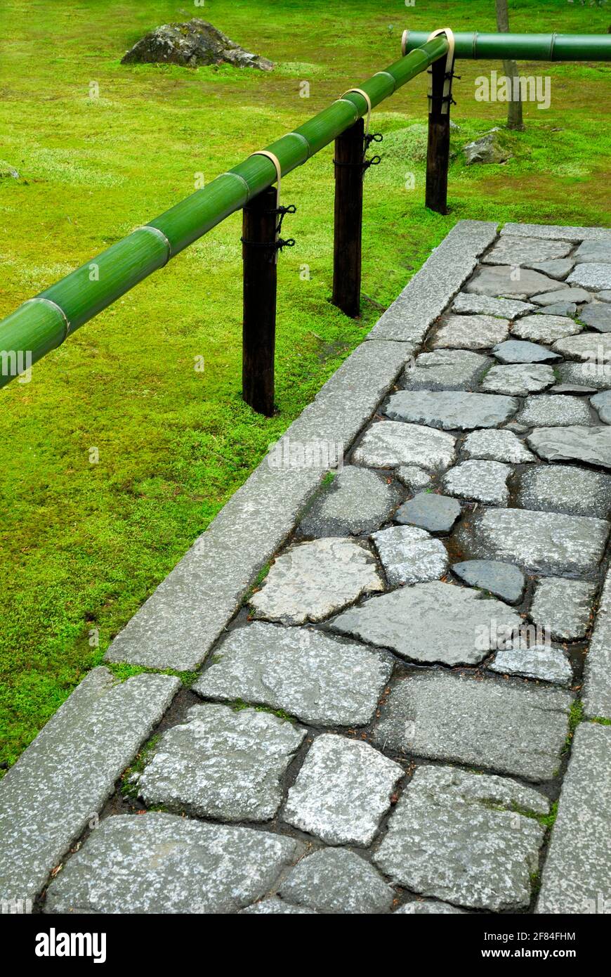 Stone path with bamboo railing, Daisen-in-Temple, Kyoto, Japan Stock ...