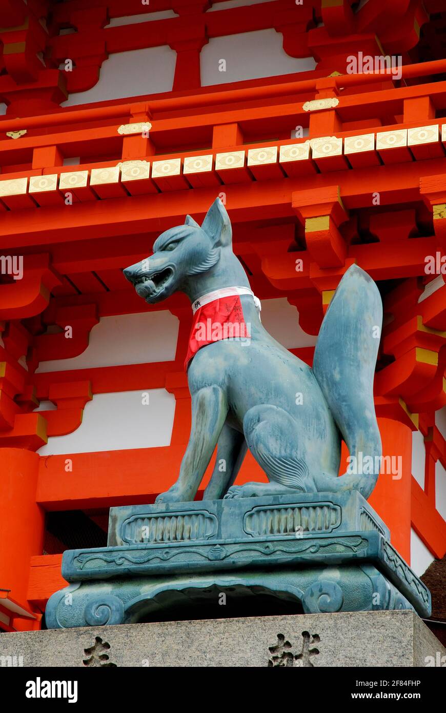 Fox statue with rice ball in mouth, Fushimi Inari shrine, Kyoto, Japan ...