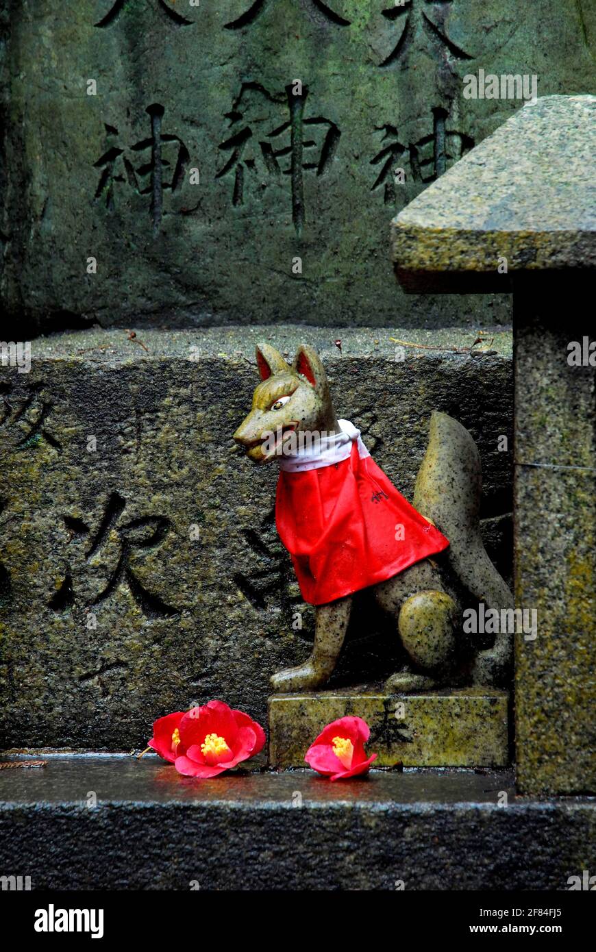 Fox statue with rice ball, Fushimi Inari Taisha shrine, Kyoto, Japan ...