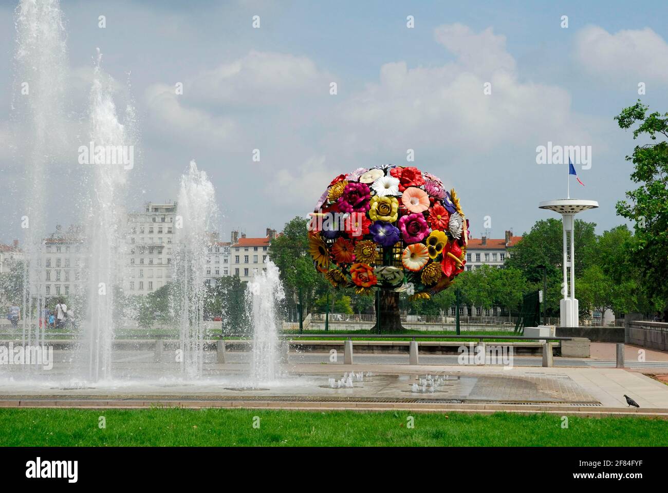 Flower ball, flower sculpture, flower tree, by Choi jeong-hwa, Place ...