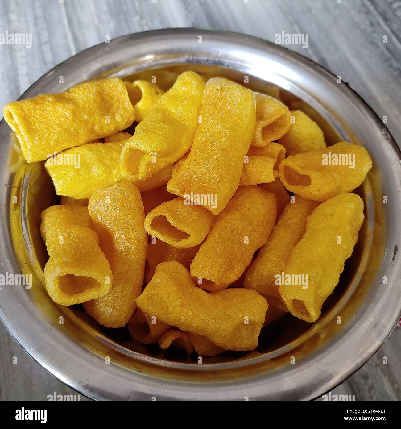 A closeup of the crispy chips in a steel bowl Stock Photo - Alamy