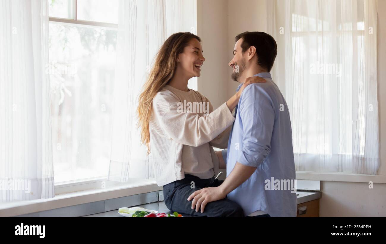 Couple hug kitchen hi-res stock photography and images - Alamy