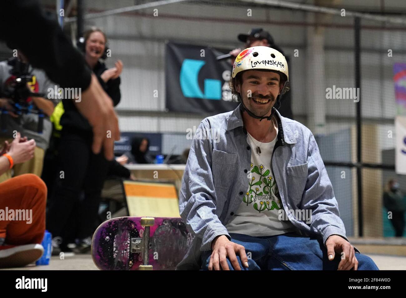 Mens park skateboard hi-res stock photography and images - Alamy