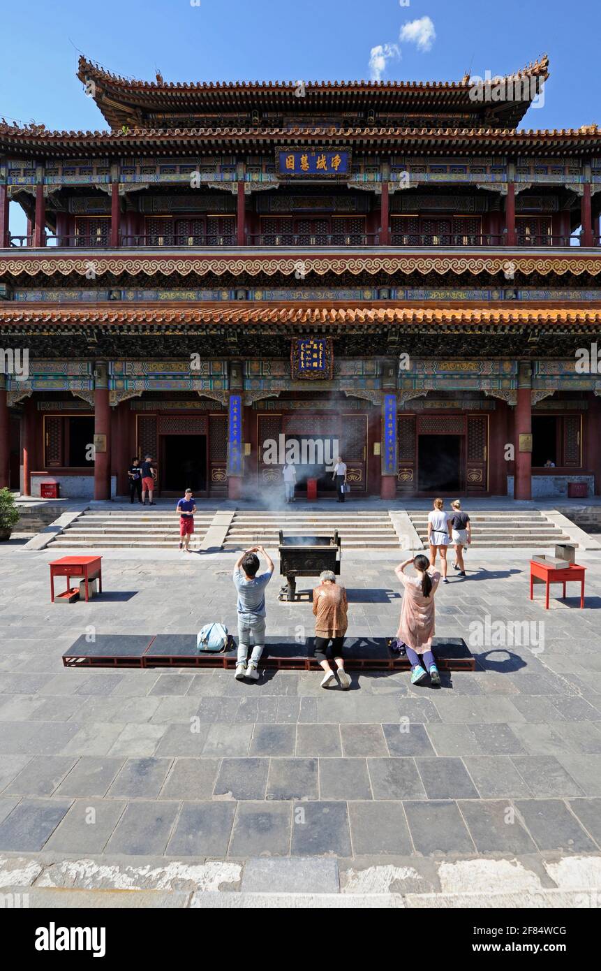 View outside a temple building at the Yonghegong buddhist temple ...