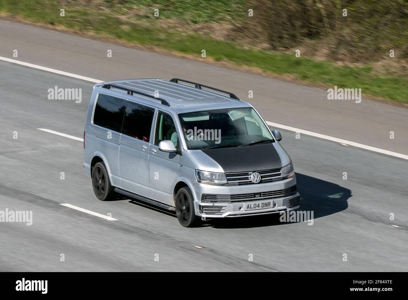 Volkswagen transporter shuttle t32 lwb diesel 2 0 tdi bmt hi-res stock ...