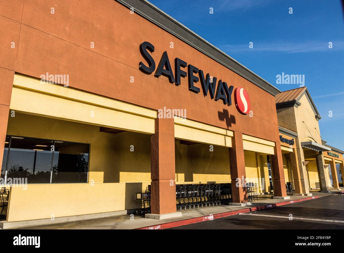 Safeway grocery store sign hi-res stock photography and images - Alamy