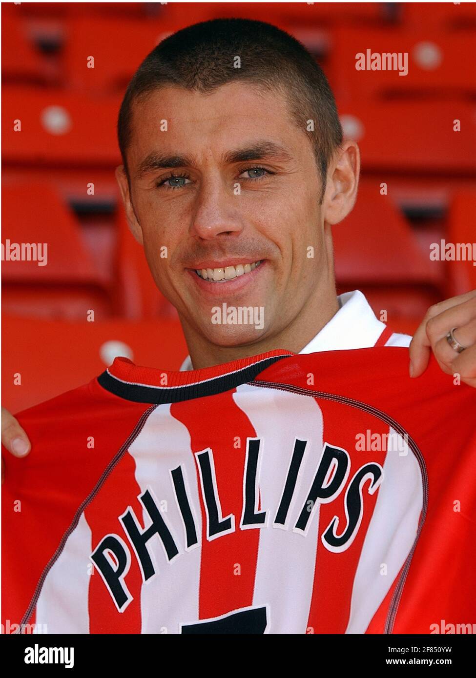 KEVIN PHILLIPS SIGNS FOR SOUTHAMPTON. PIC MIKE WALKER,2003 Stock Photo ...