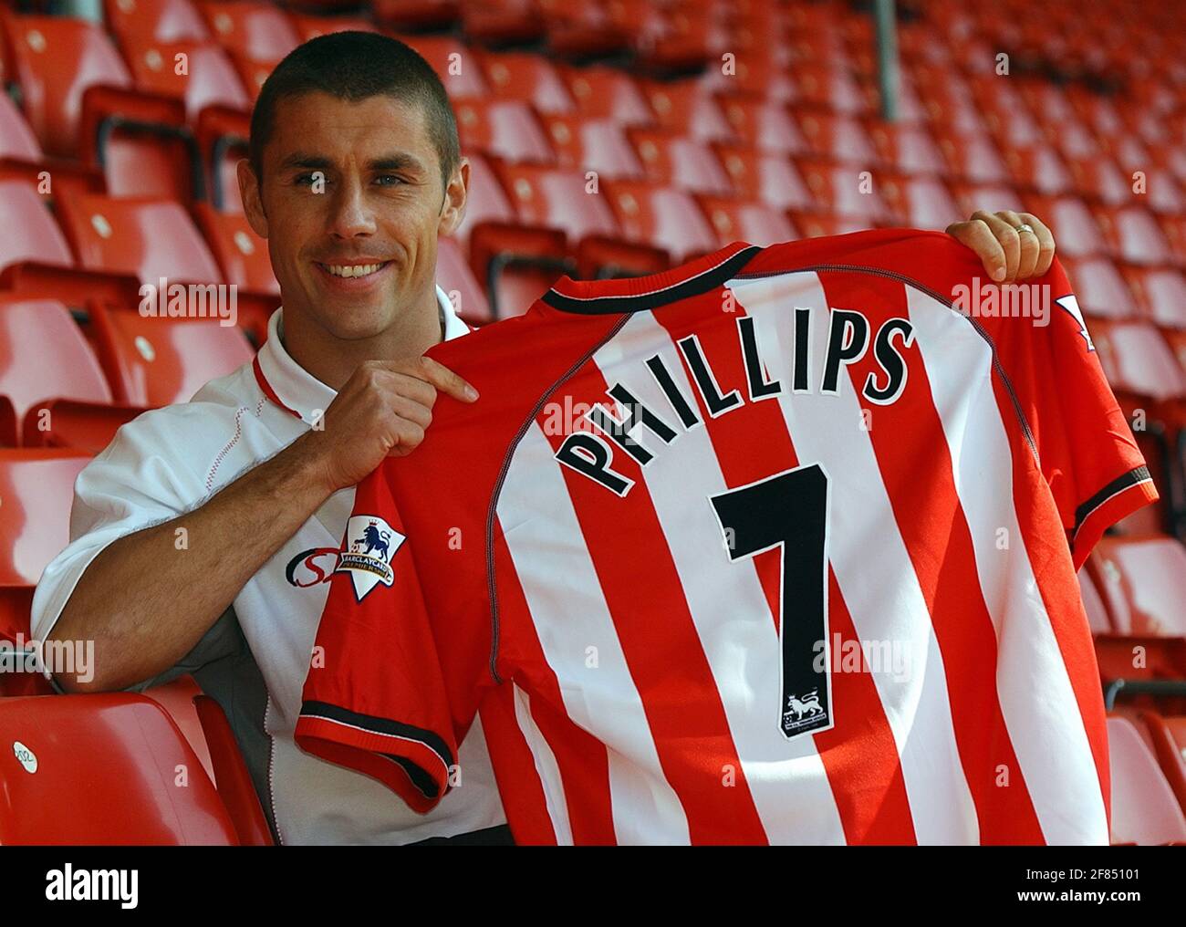 KEVIN PHILLIPS SIGNS FOR SOUTHAMPTON. PIC MIKE WALKER, 2003 Stock Photo ...