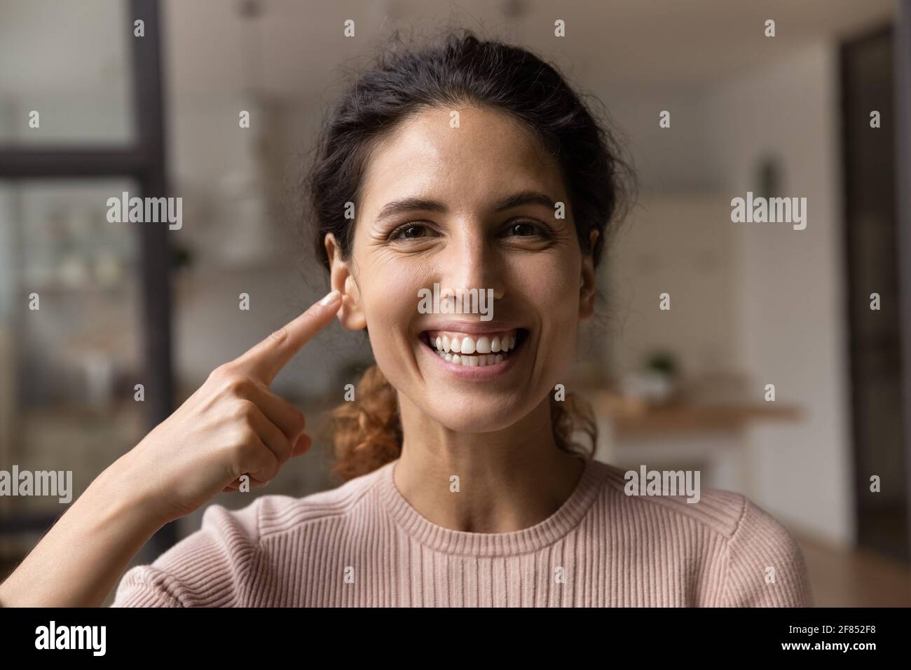 Camera point hi-res stock photography and images - Alamy