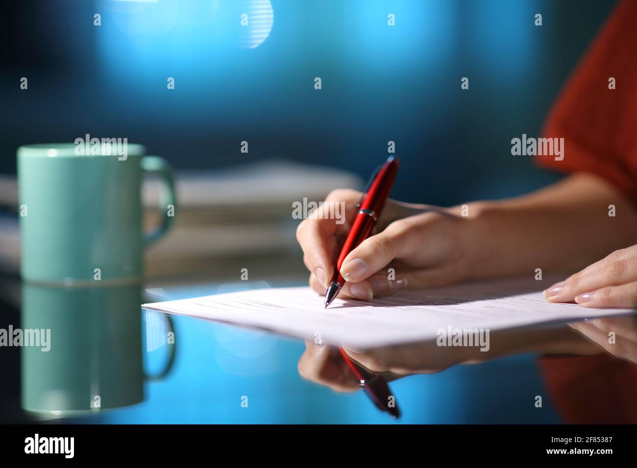 A person fill out the form hi-res stock photography and images - Alamy