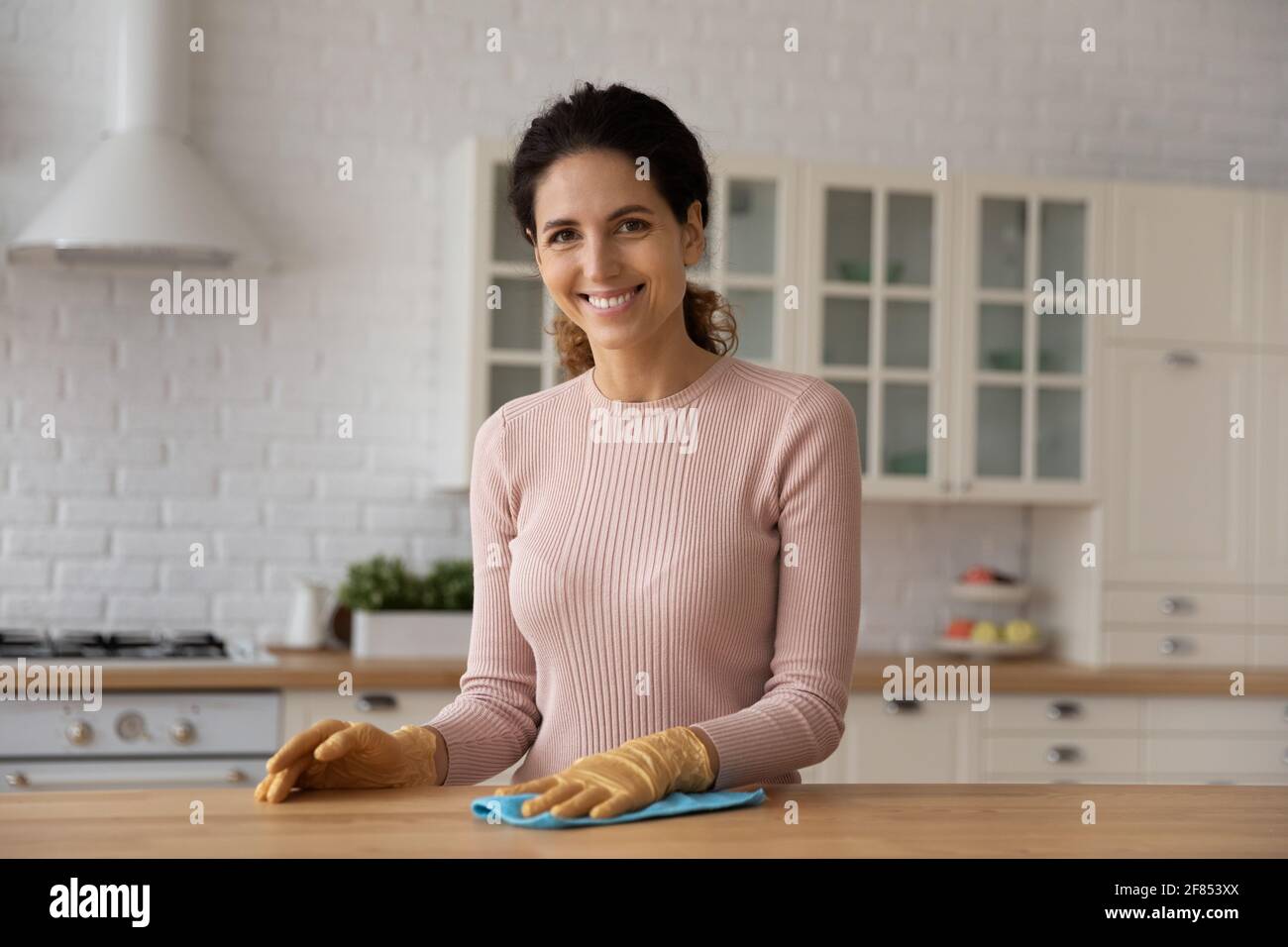 Kitchen worker professional cleaning hi-res stock photography and ...