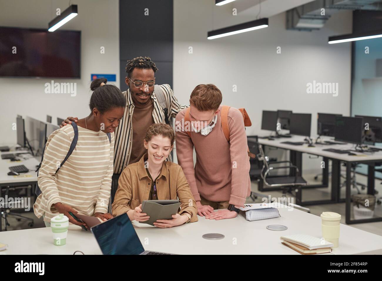 Boys computer lab at school hi-res stock photography and images - Alamy