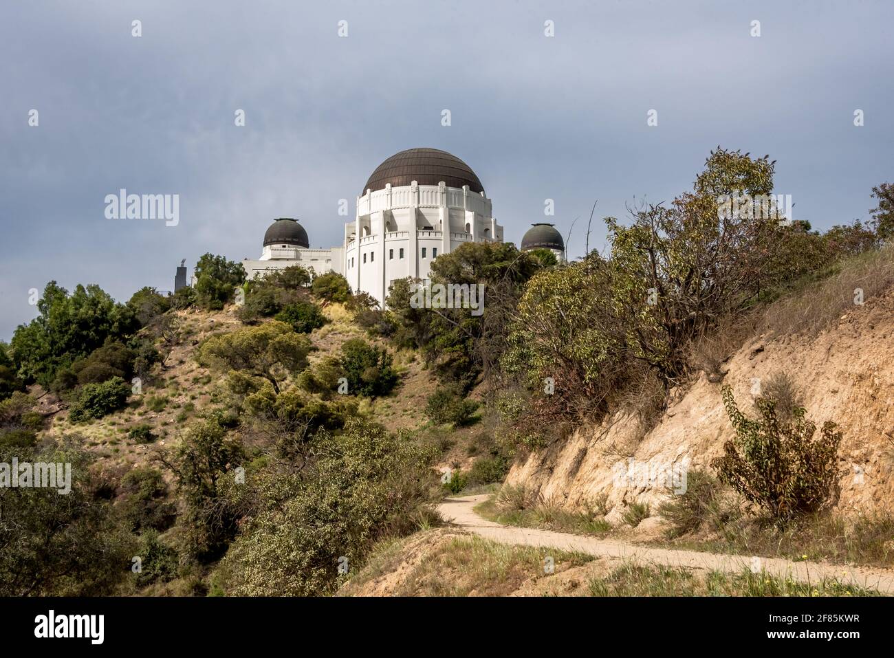 Looking up at Griffith Observatory from east hiking trail in Griffith ...