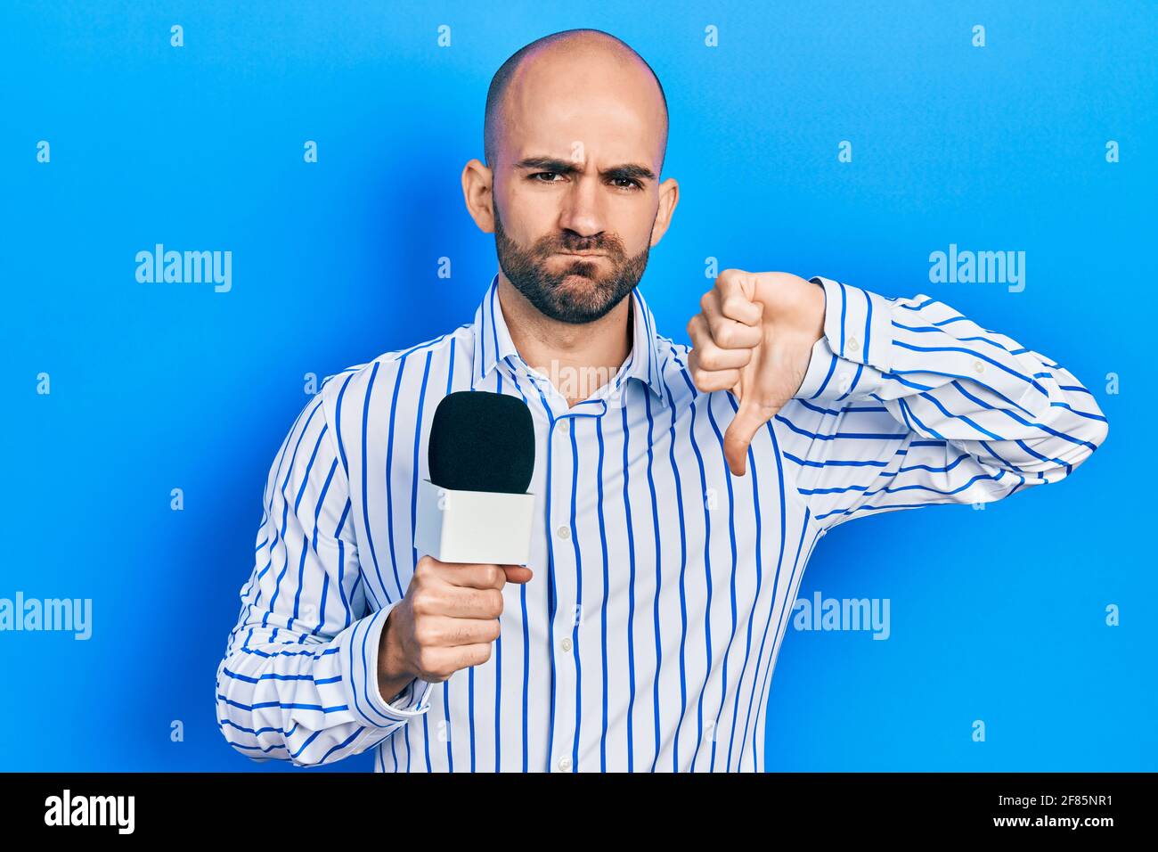 Angry gesture reporter hi-res stock photography and images - Alamy
