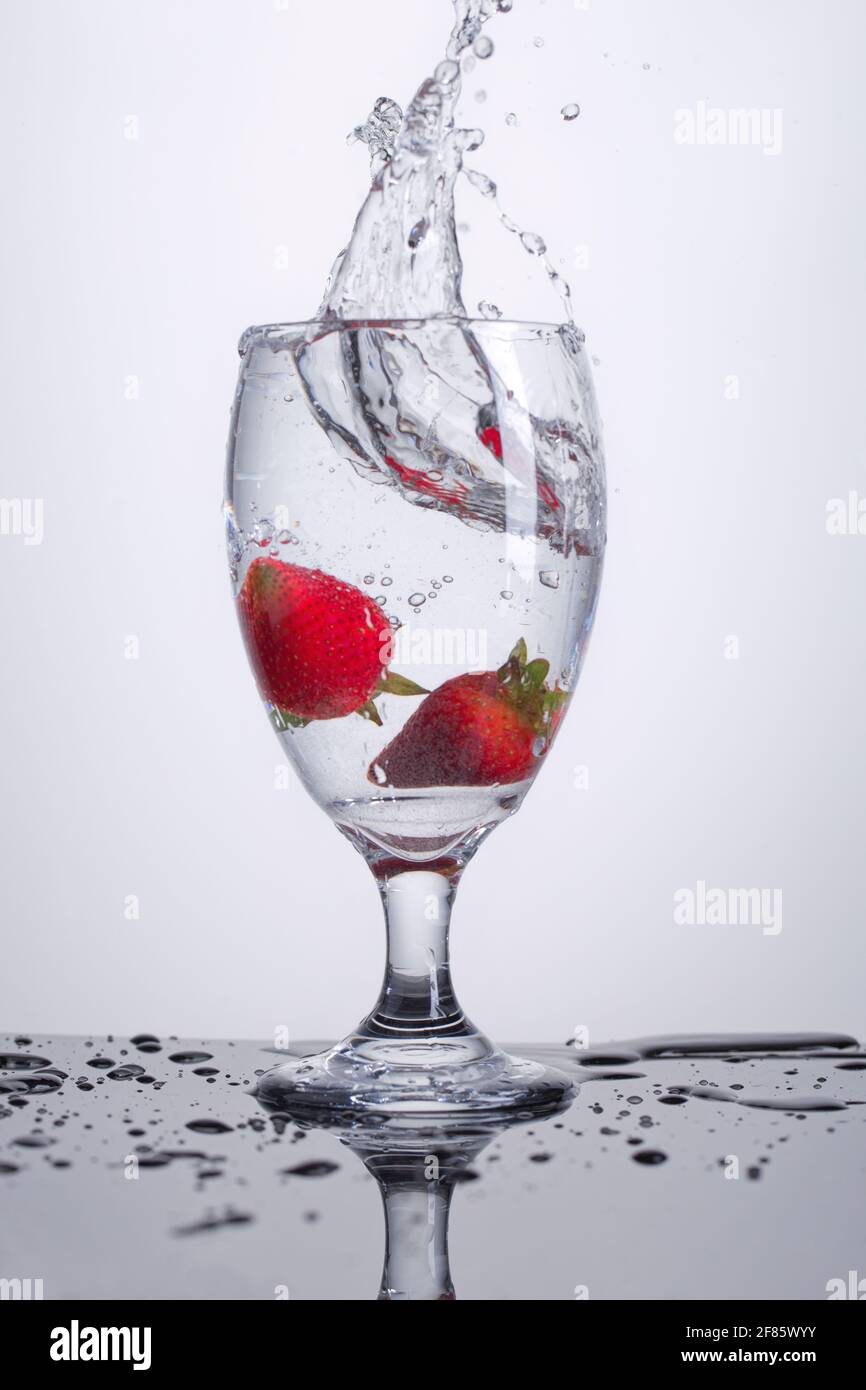 Object falling in water hi-res stock photography and images - Alamy