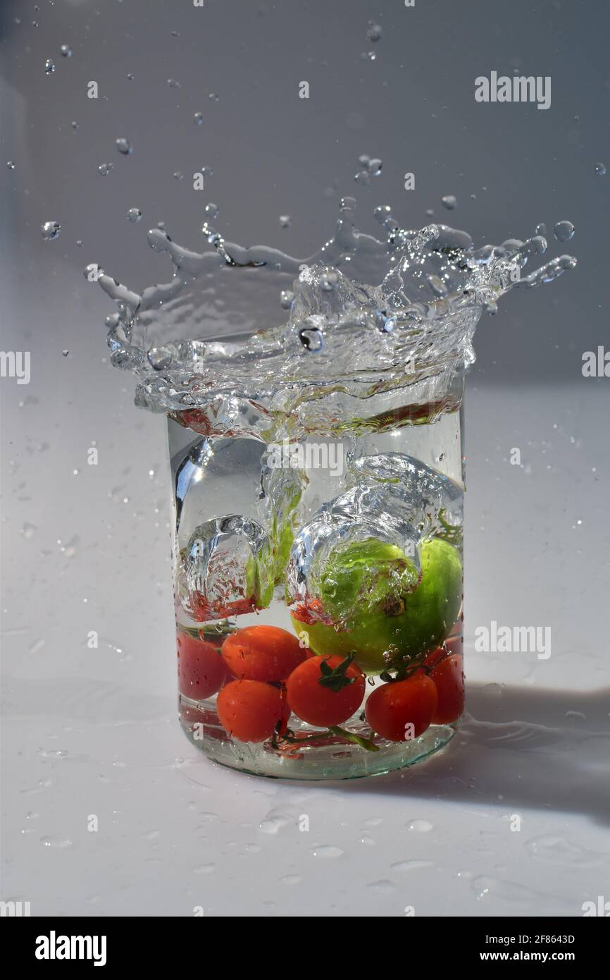 Splashes water fall on tomatoes hi-res stock photography and images - Alamy