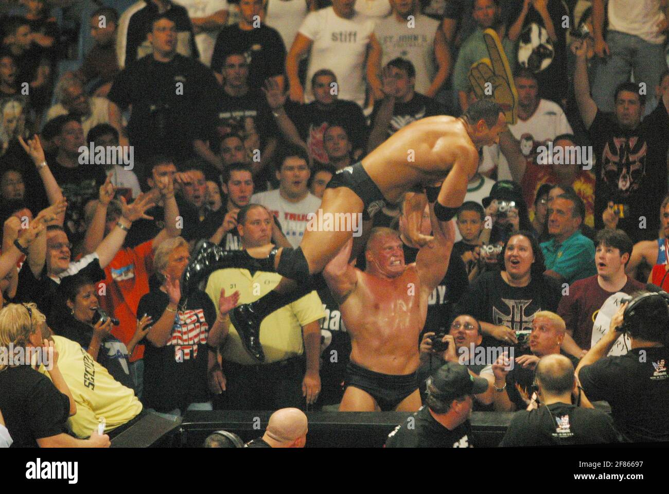 Dwayne the rock johnson 2002 hi-res stock photography and images - Alamy