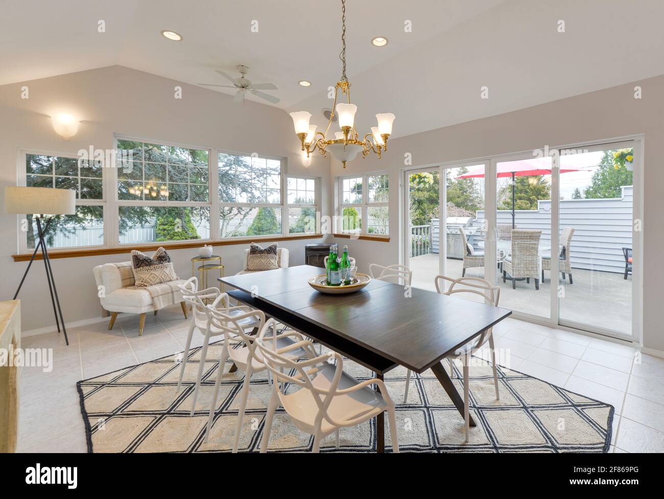 Modern residential dining room interior Stock Photo - Alamy