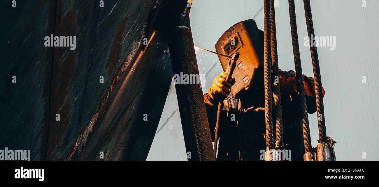 Welder working during daytime Stock Photo - Alamy
