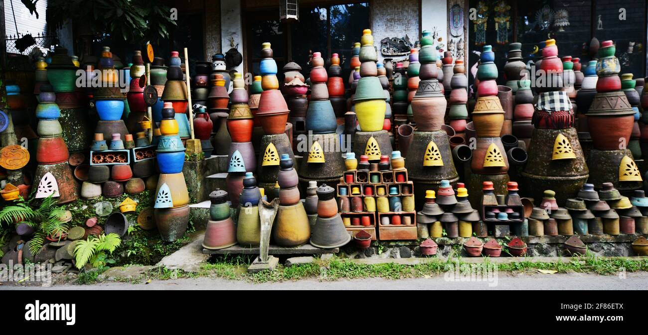 Roadside display of colourful pottery craftsmanship in Ubud, Bali Stock ...