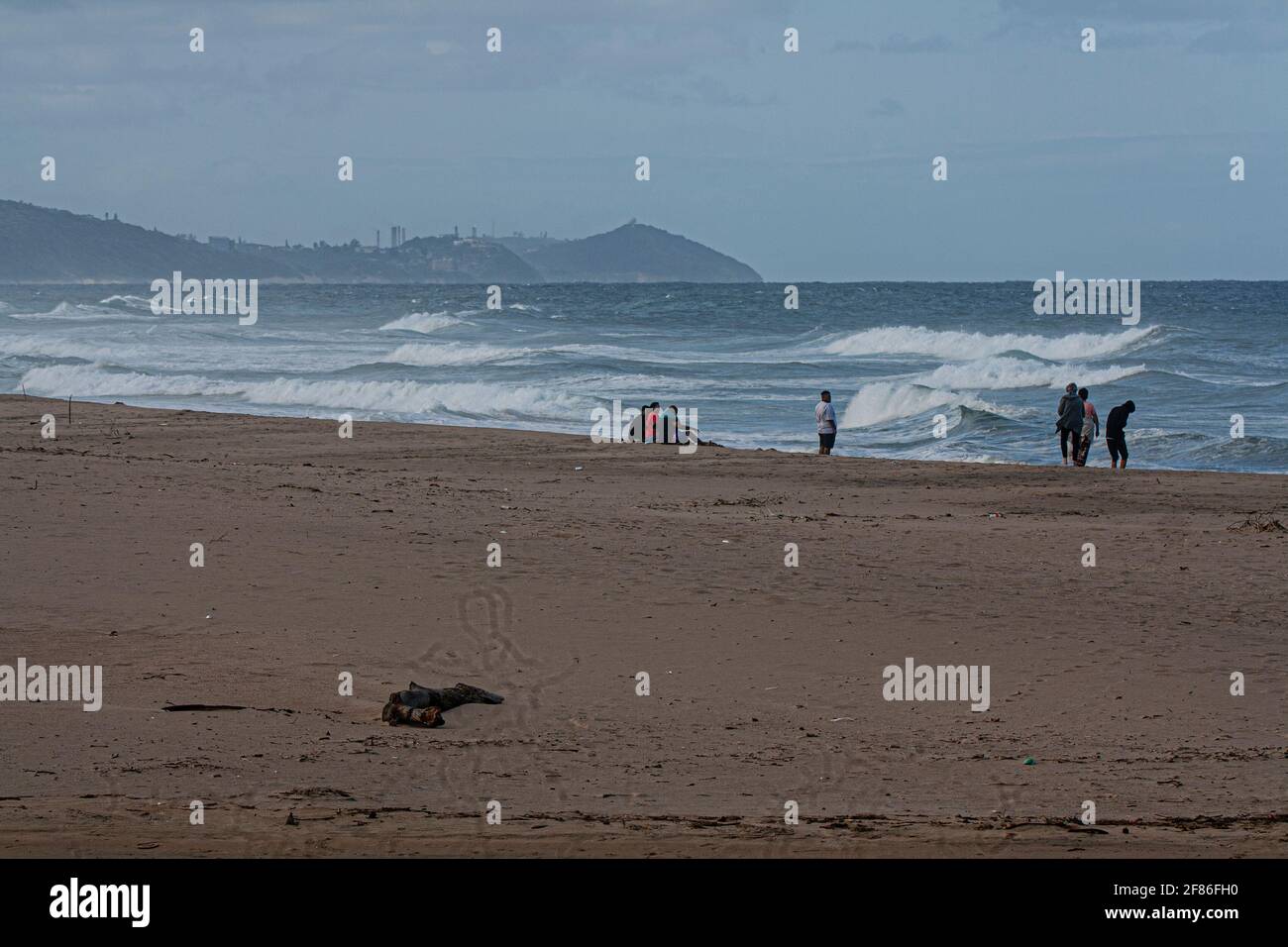 Group onlookers hi-res stock photography and images - Alamy