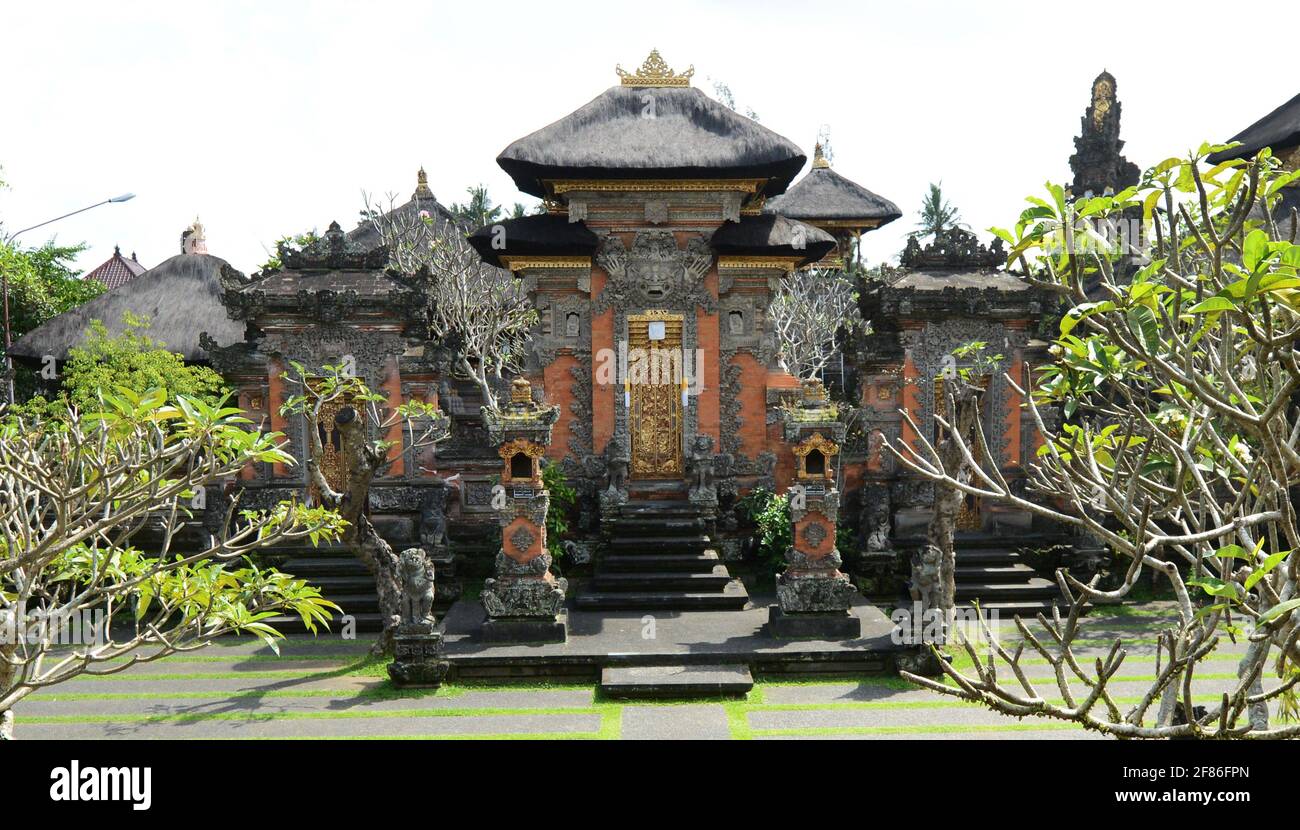 Ubud palace hi-res stock photography and images - Alamy