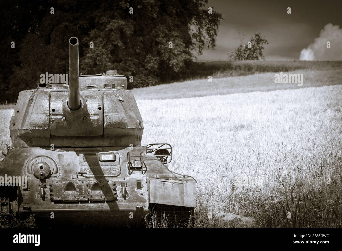 Tank gun dramatic hi-res stock photography and images - Alamy