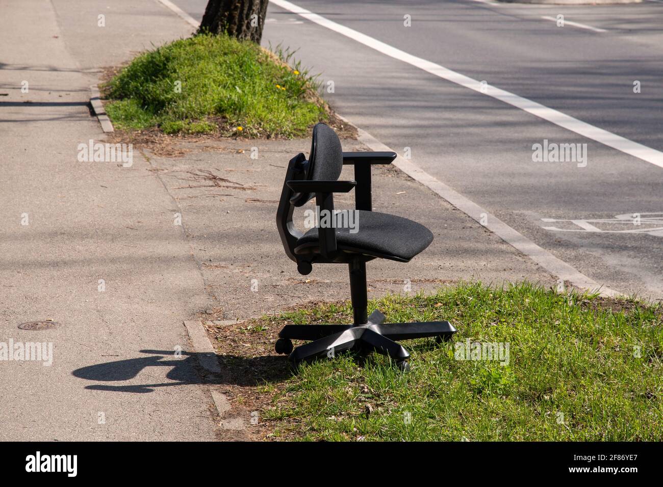 Office chair with wheels on the street for the garbage Stock Photo - Alamy
