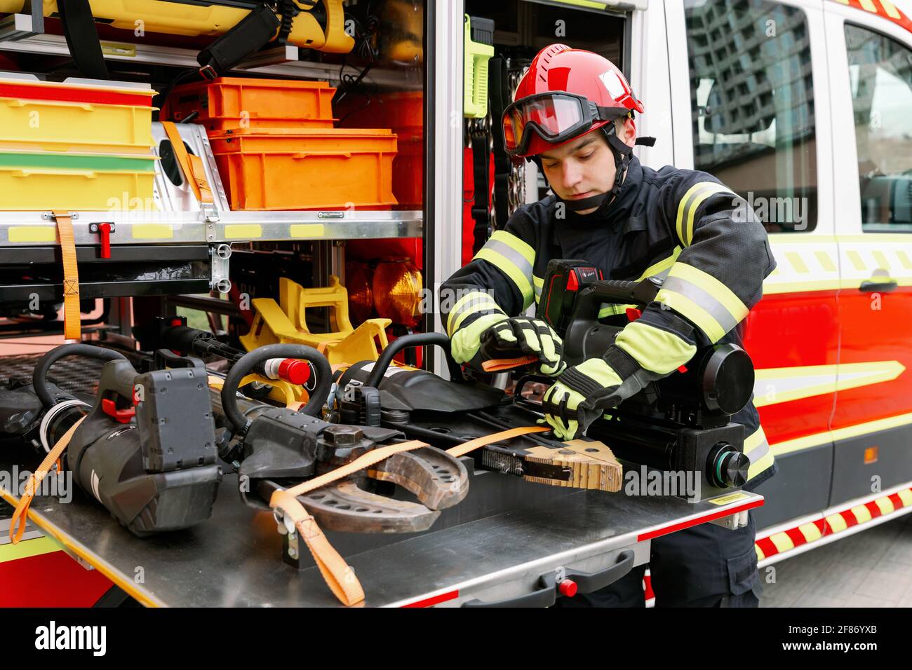 Teamwork rescuer hi-res stock photography and images - Alamy