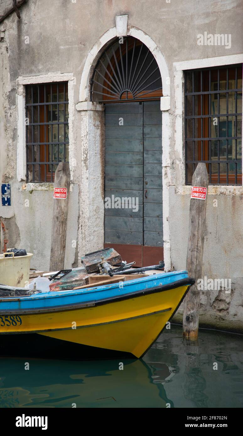 Yellow boat in canal hi-res stock photography and images - Alamy
