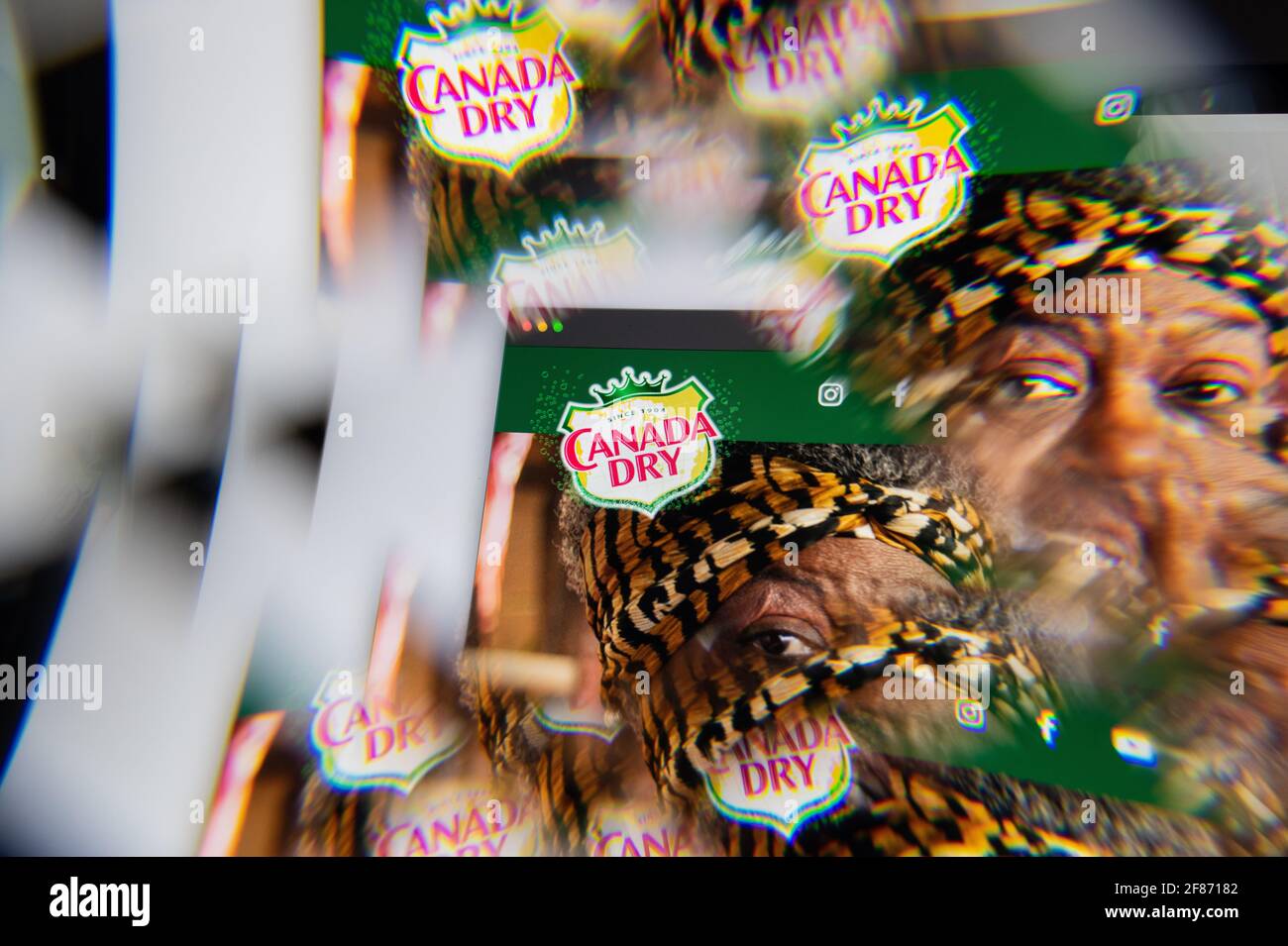 Canada dry logo hi-res stock photography and images - Alamy