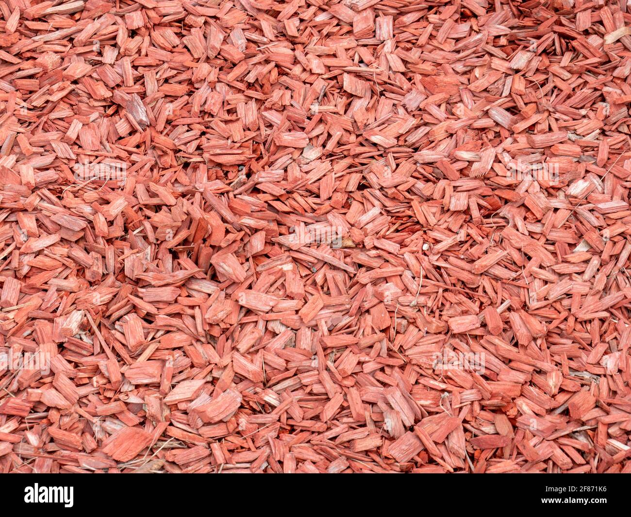 Red bark mulch texture weed control Stock Photo - Alamy