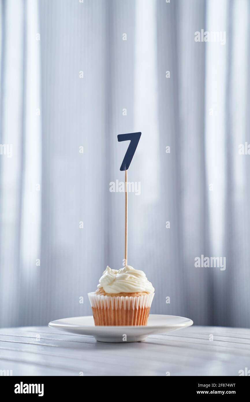 Number seven birthday cake candle hi-res stock photography and images ...