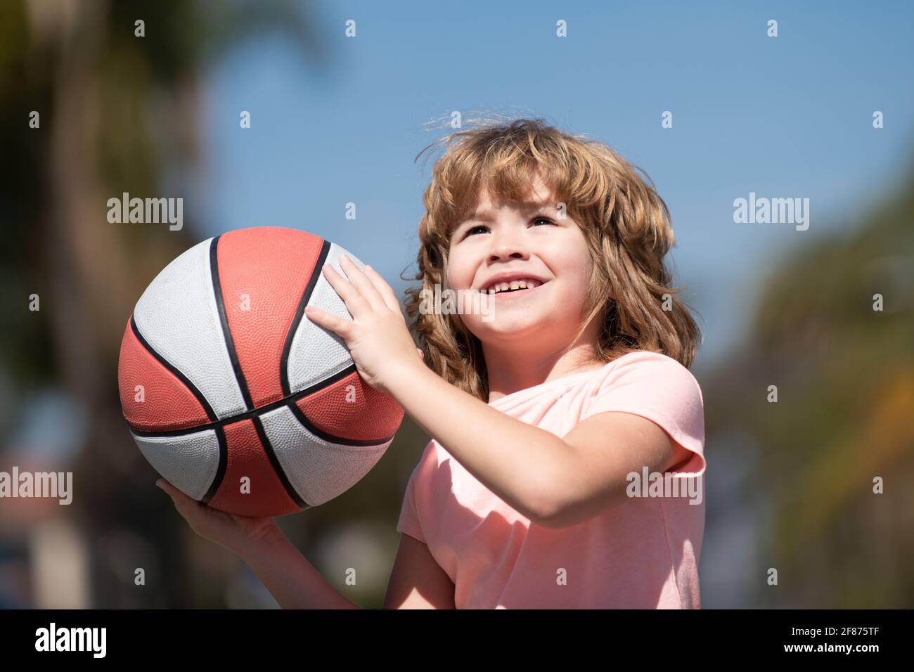 Kids basketball outdoors hi-res stock photography and images - Alamy