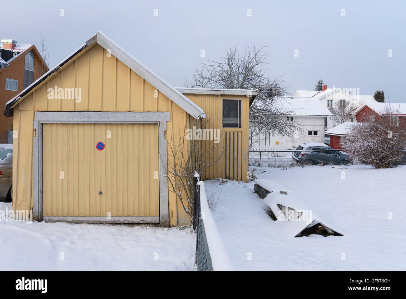 Yellow garage hi-res stock photography and images - Alamy