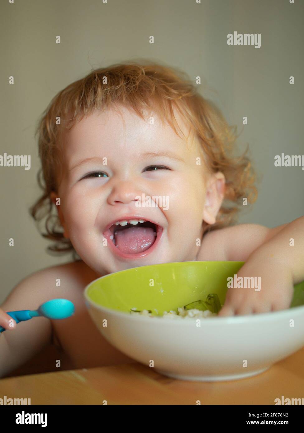 Toddler eat family dining table hi-res stock photography and images - Alamy