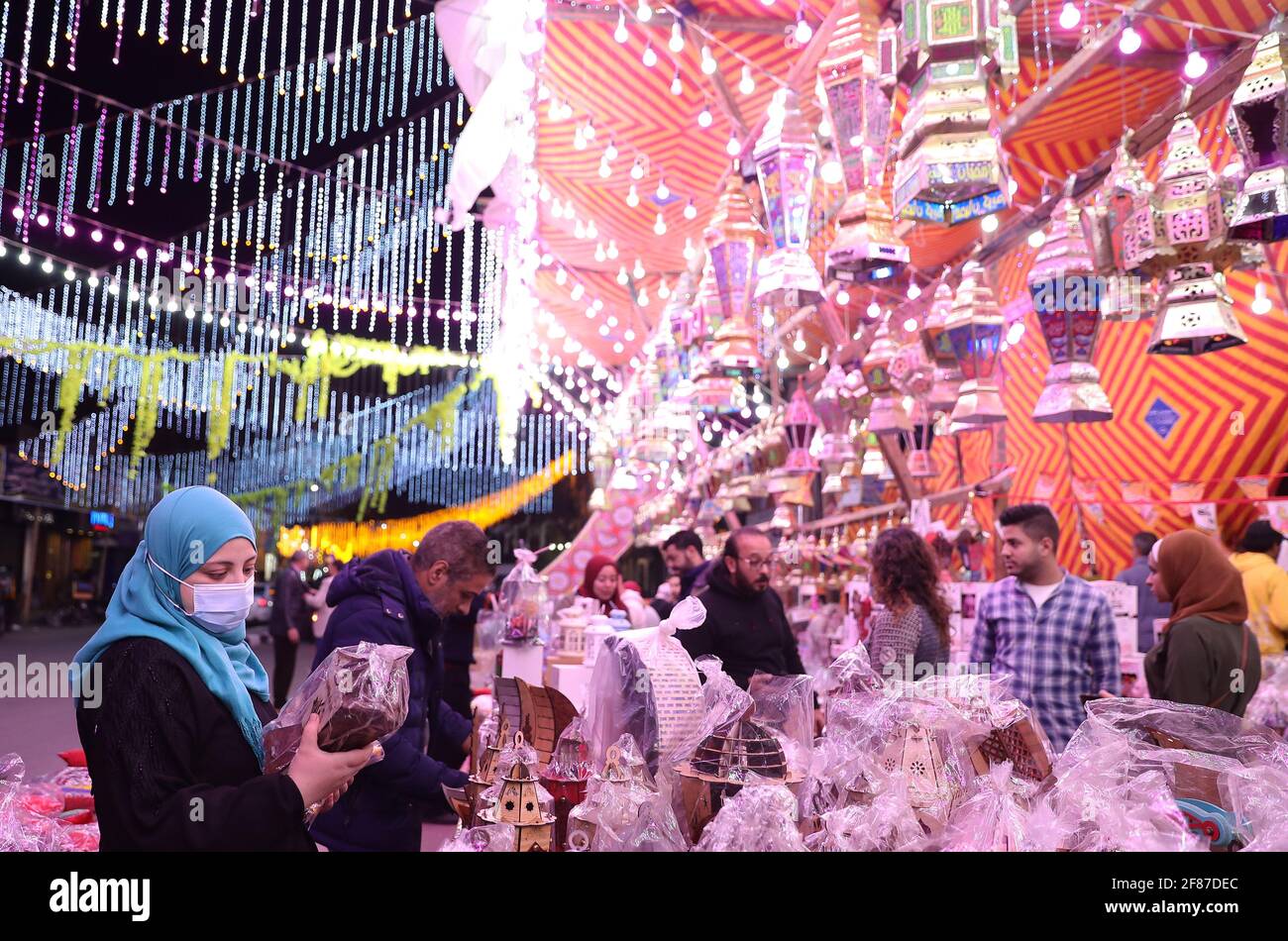 Ramadan lanterns people hi-res stock photography and images - Alamy