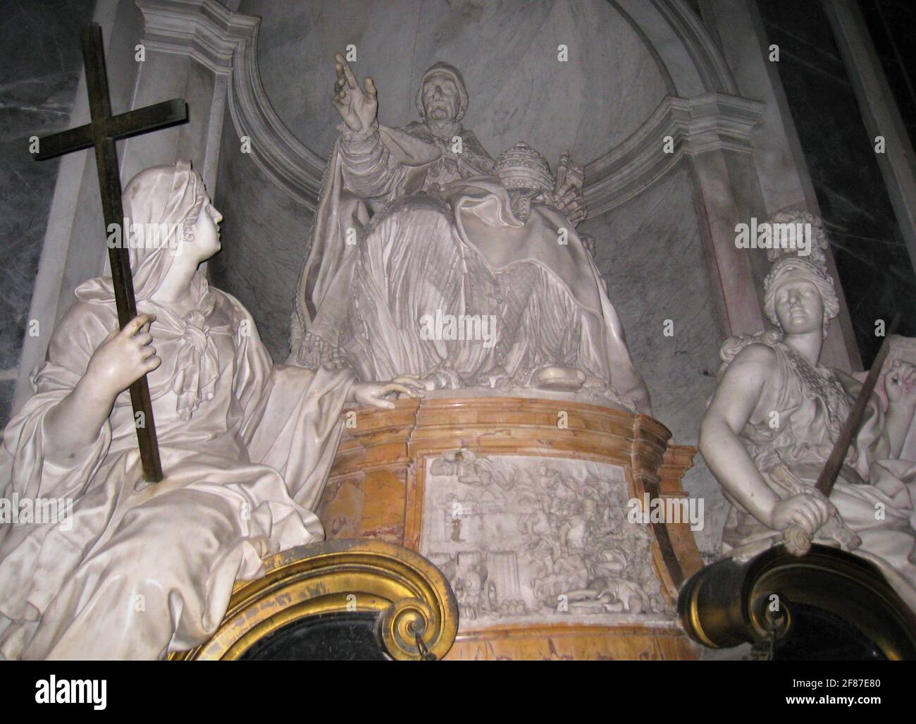 Beautiful statues in Saint Peter´s Church Rome, Italy Stock Photo - Alamy